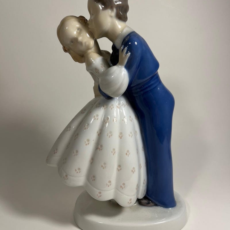 Kissing Figurine - Etsy