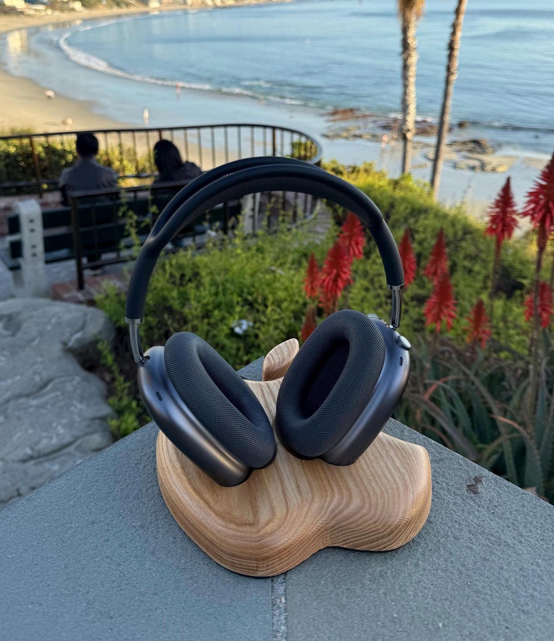 Airpods Max Charging Stand With Built in Magnetic Lightning Charging ...