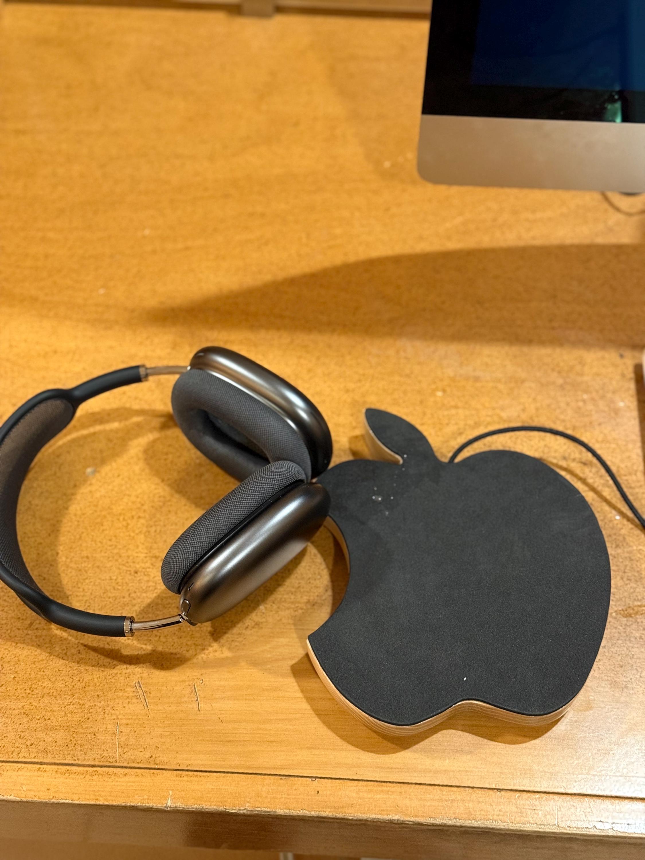 Airpods Max Charging Stand With Built in Magnetic Lightning Charging ...