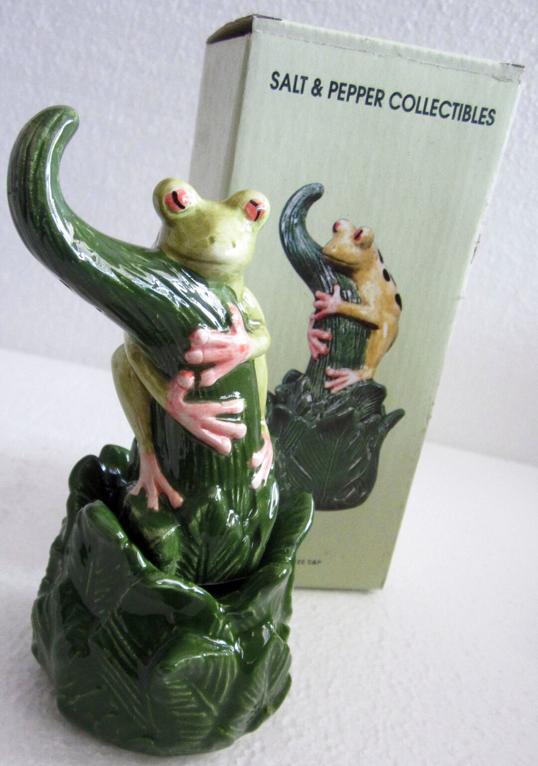 A Vintage Tree Frog and Tree Stump Ceramic Salt and Pepper Shaker Set 5 ...