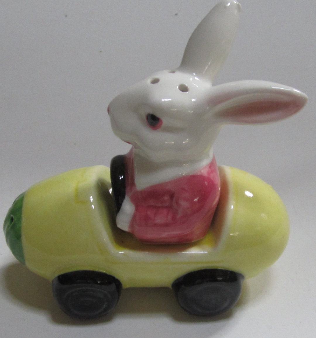 A Vintage Ceramic Rabbit Sitting in the Car Salt & Pepper Shakers ~ 2 ...