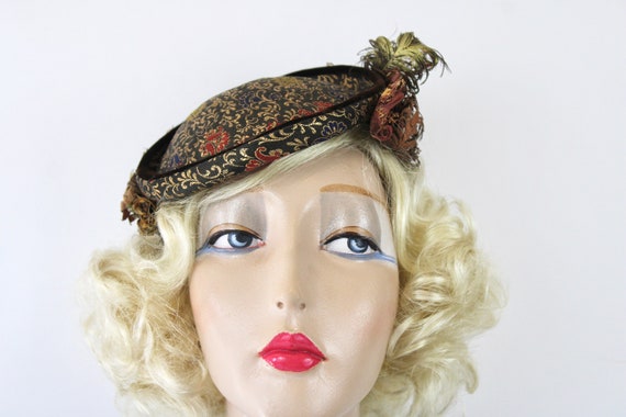 50s Tilt Brocade Hat Black & Gold Metallic Silk Flowe… - Gem