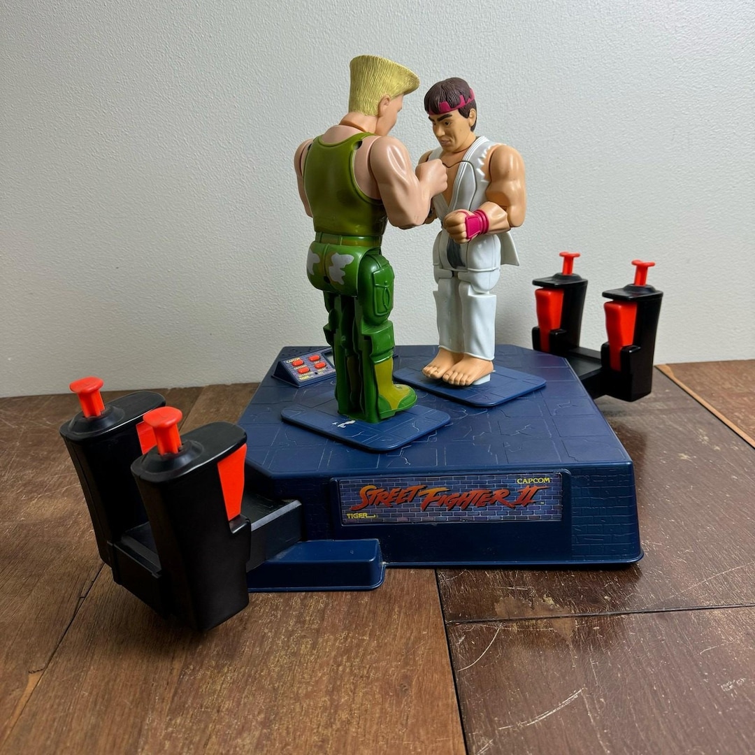 Rockem Sockem Street Fighter II Robot Ryu Vs Guile Vintage Fight Toy ...