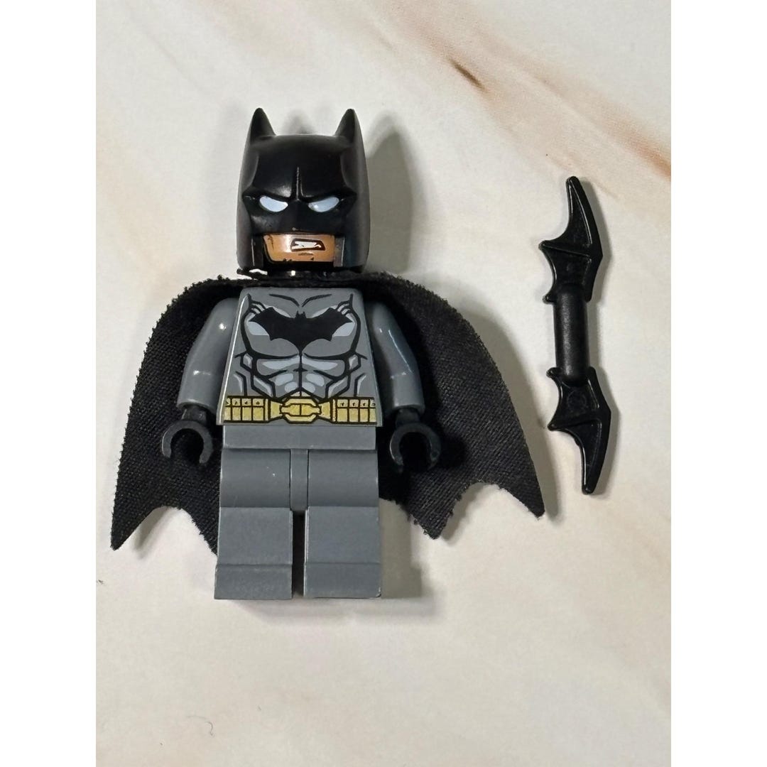 LEGO Batman Minifigure W / Batarang Blue Gray Suit Gold Belt Spongy ...