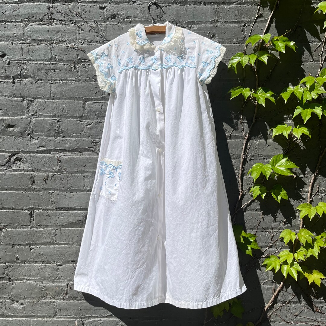 1970s Embroidered Housecoat/lingerie - Etsy