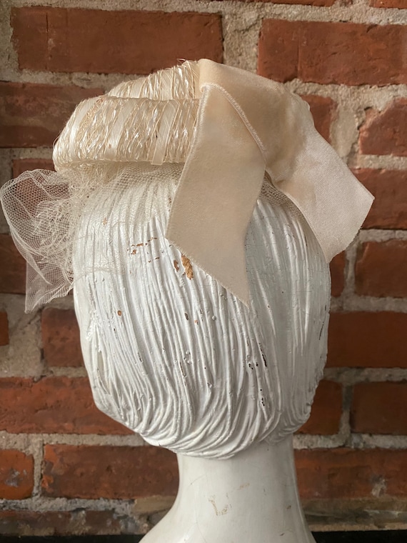 1950s Cream Fascinator with Velvet Bow - Gem