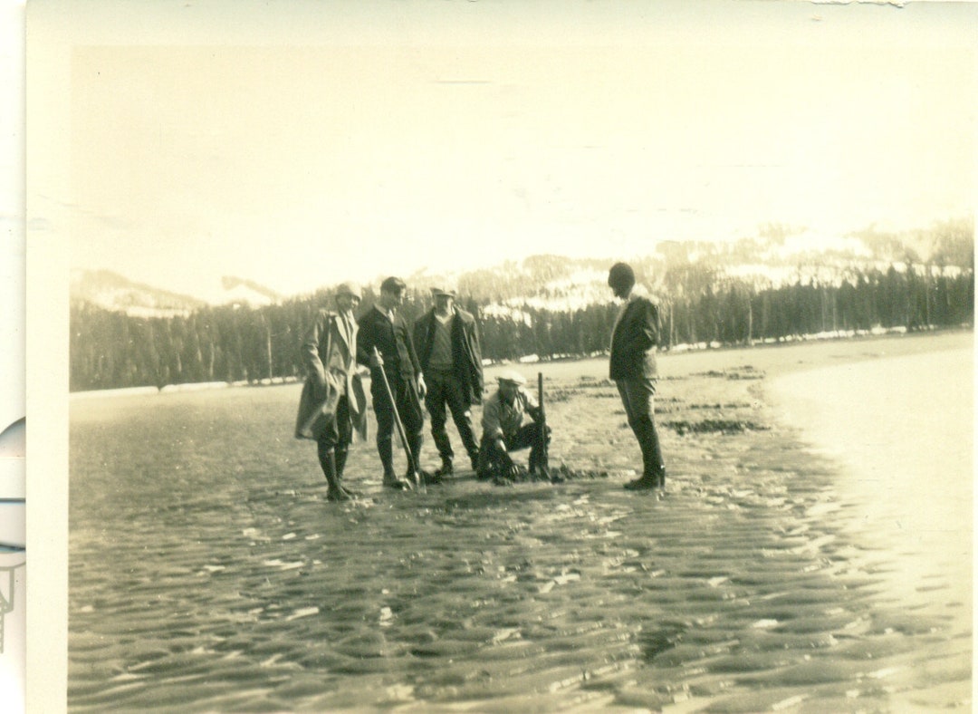 1920s Alaska Clamming Clam Diggers on Beach Shovels Vintage Antique ...