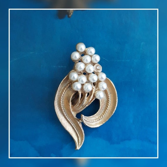 Gorgeous Golden and Pearled Mid Century Brooch- Class… - Gem