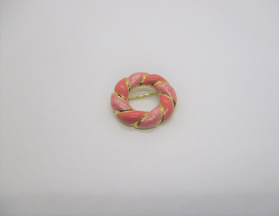 Pink hoop pin: Elegant 1960s twist circle peachy pink… - Gem
