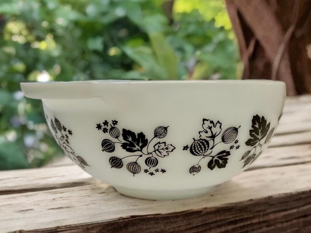 Pyrex Gooseberry Black on White Cinderella Bowl - 443 2.5 Quart - Etsy