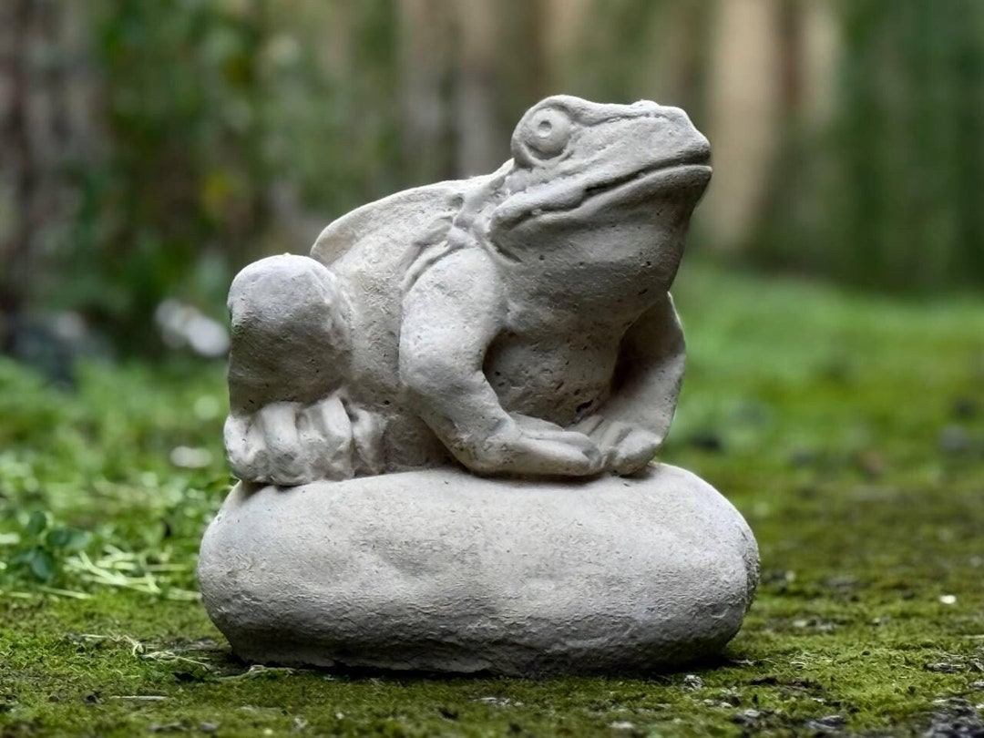 Outdoor Frog Figurine Whimsical Garden and Home Decoration Cement Frog ...