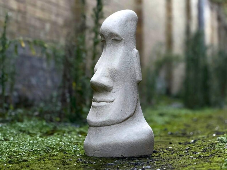 Statue extérieure en béton avec visage de moai, décoration de jardin ...