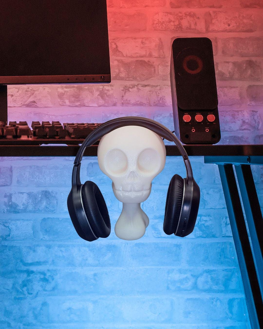 Skull Vise Headphone Holder | Unique Skull Gadget, Cool Desk ...