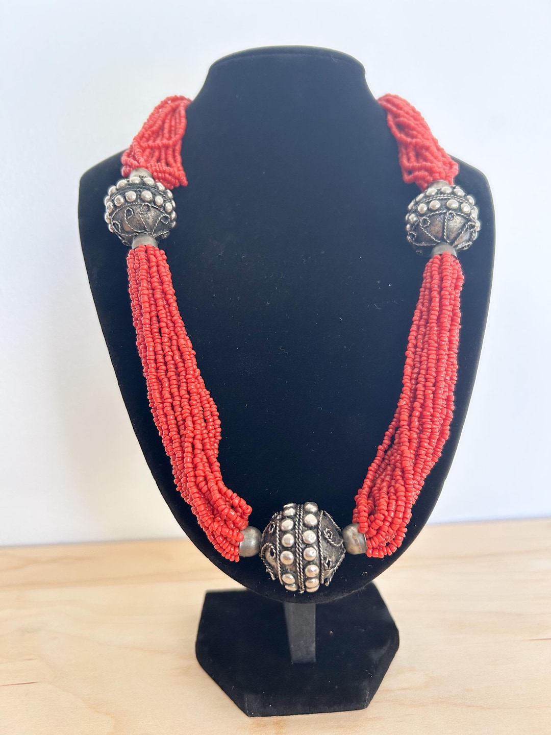 Collar vintage tibetano de cuentas de vidrio rojo y bolas de plata ...