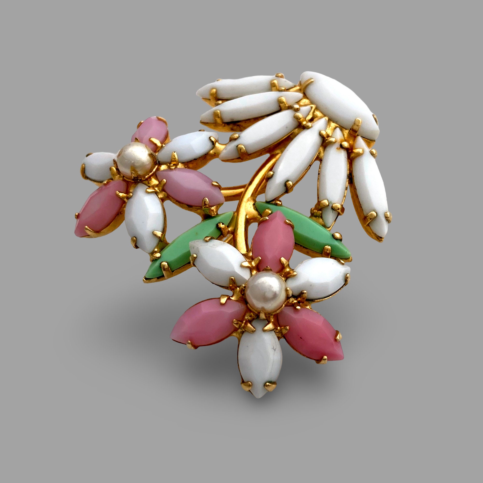 Vintage JULIANA D&E Flower Blossom Milk Glass Rhinestone Floral Figural ...