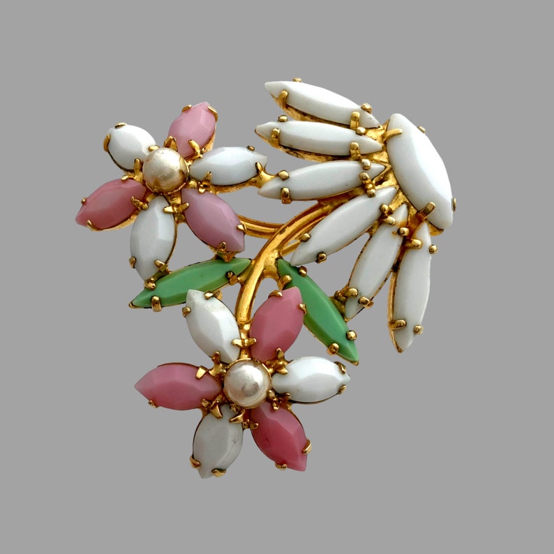 Vintage JULIANA D&E Flower Blossom Milk Glass Rhinestone Floral Figural ...