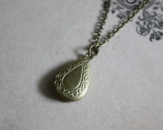 Tiny Vintage Teardrop Locket - Etsy