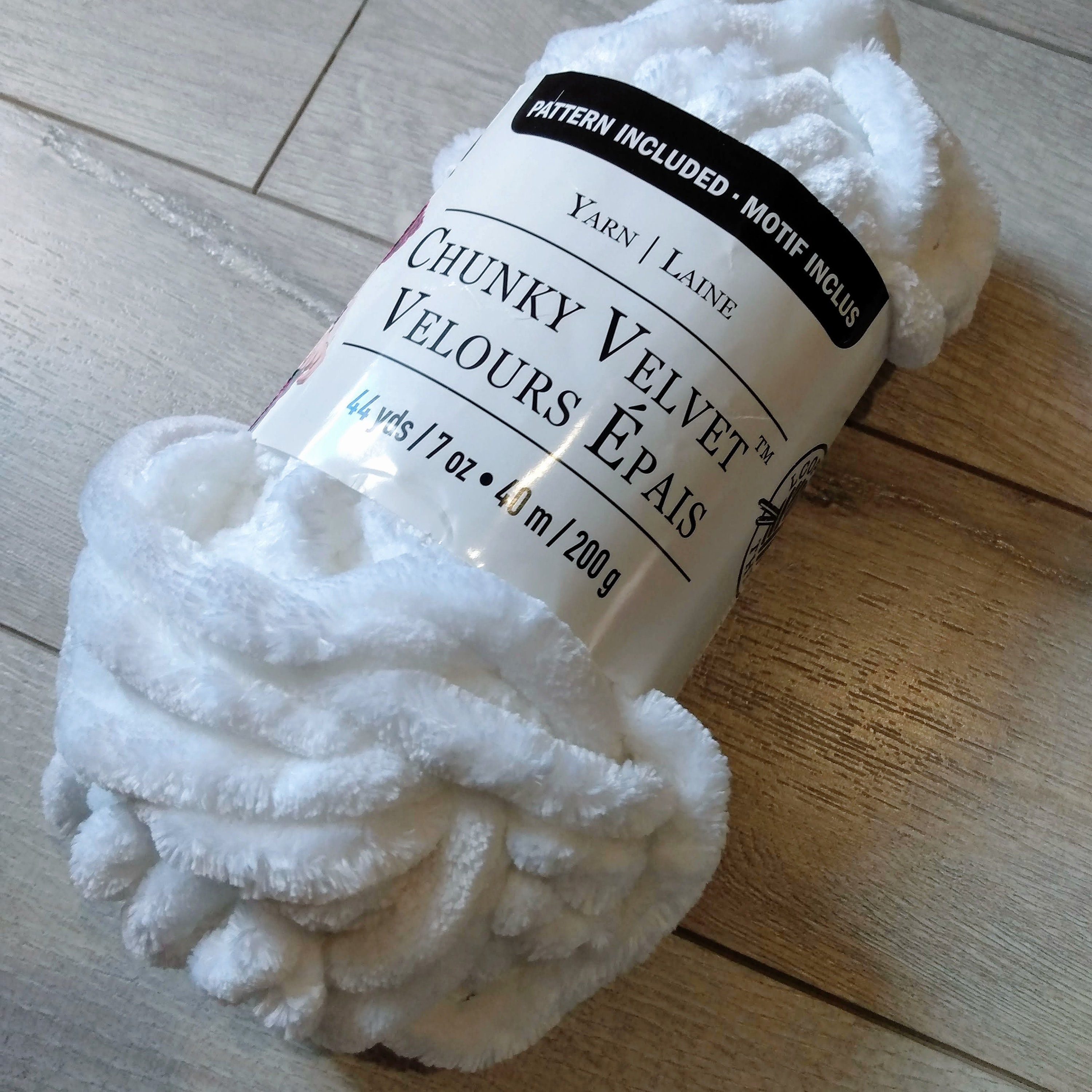 Loops & Threads Chunky Velvet Yarn ~ WHITE ~ New ~ Free Shipping ...