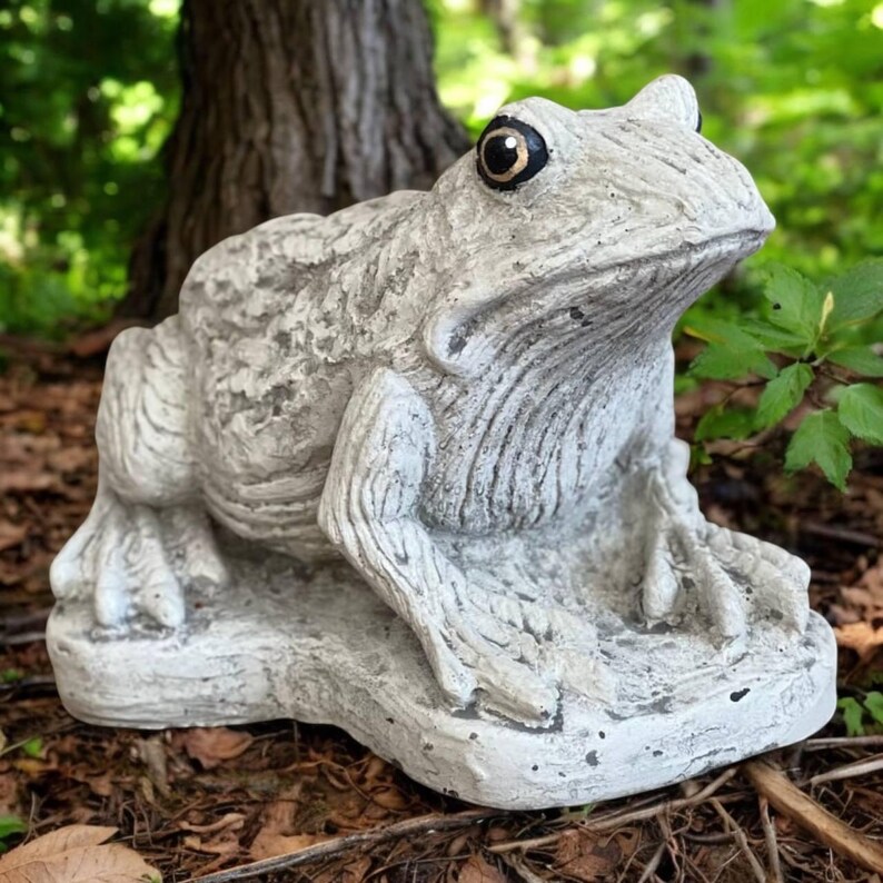 Garden Frog Statue / Outside Toad Decor / Frog Concrete Ornament ...
