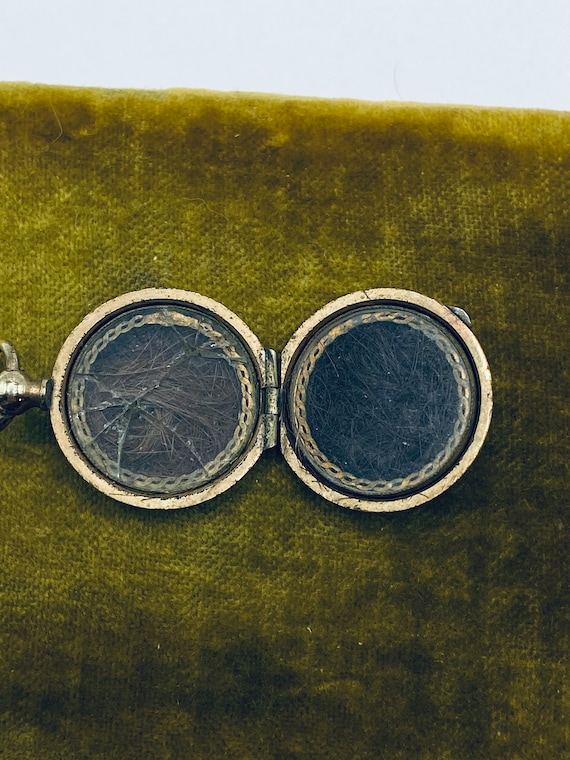 Antique Victorian Gold Memorial Locket / Engine Turne… - Gem