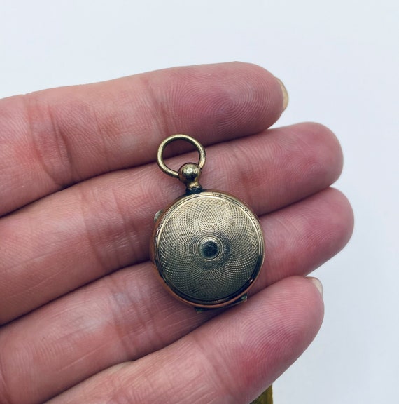 Antique Victorian Gold Memorial Locket / Engine Turne… - Gem