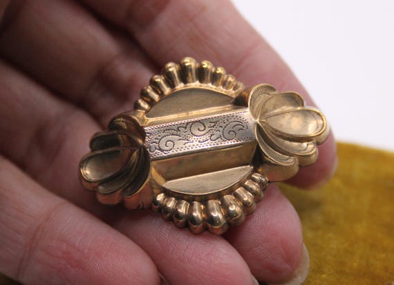 Antique Victorian Puffed Repousse Gold Engraved Colla… - Gem