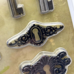 Tim Holtz Idea-ology Locket Keys & Keyholes Set – Vintage Metal Keys ...