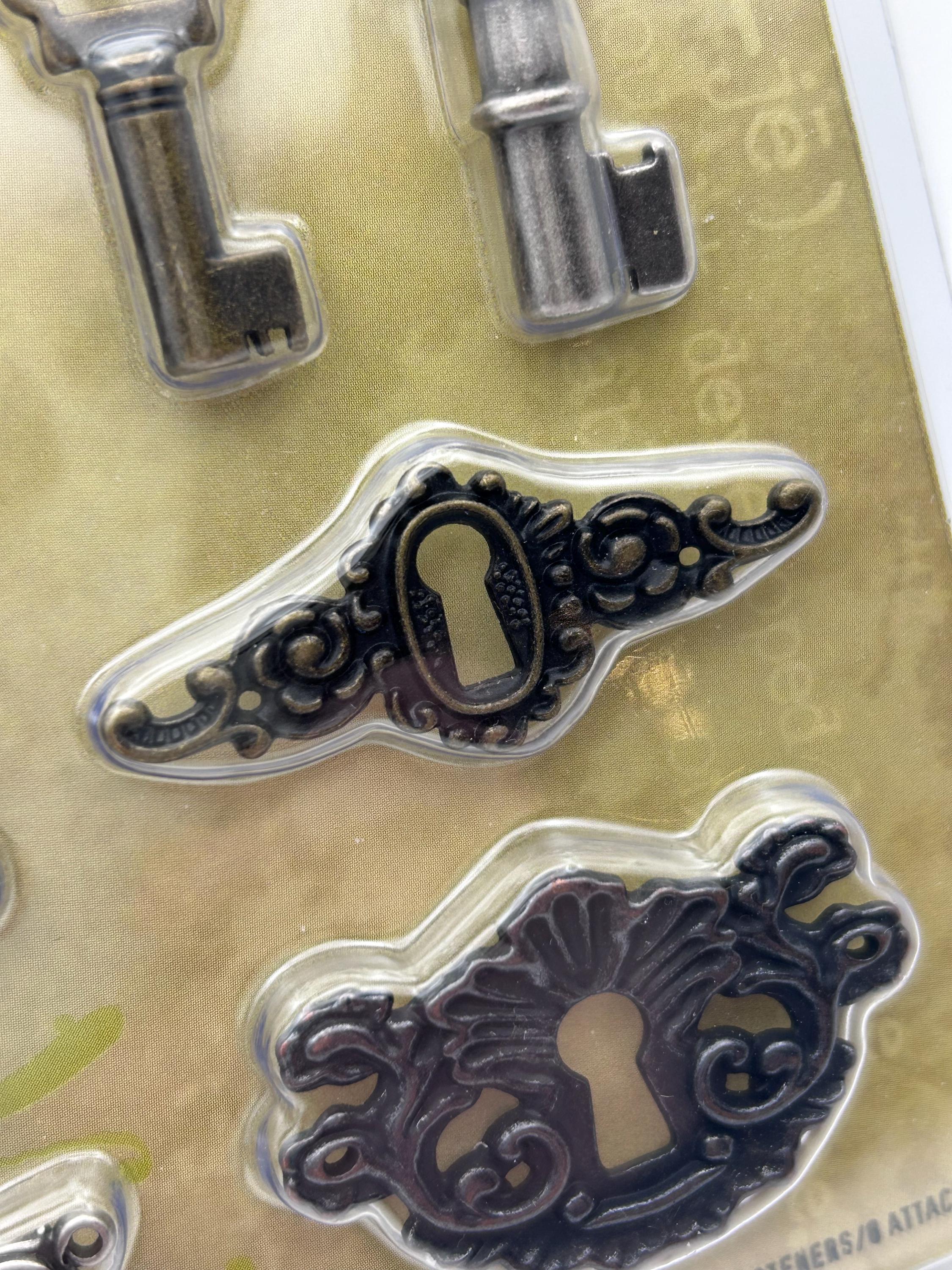 Tim Holtz Idea-ology Locket Keys & Keyholes Set – Vintage Metal Keys ...