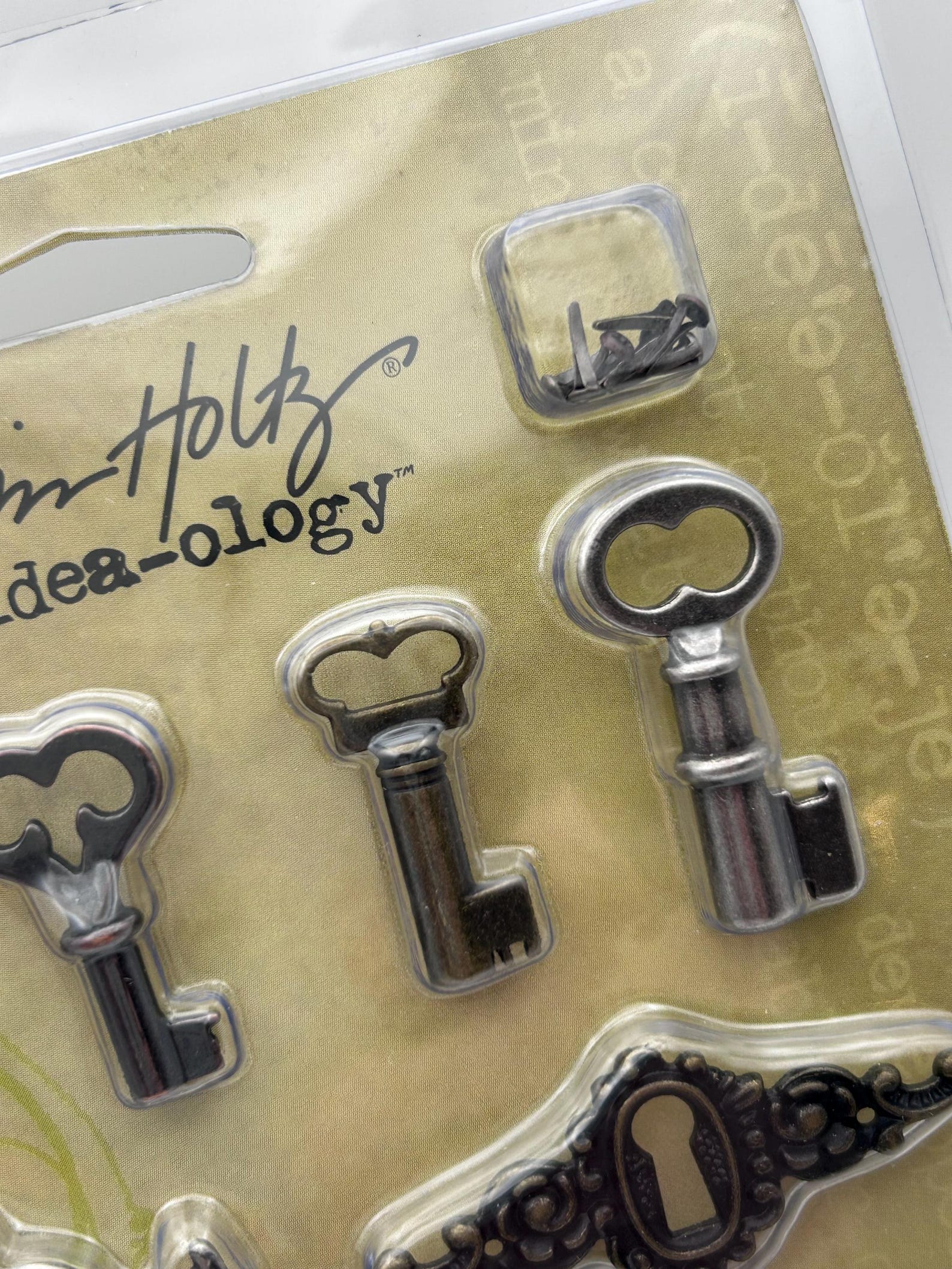 Tim Holtz Idea-ology Locket Keys & Keyholes Set – Vintage Metal Keys ...