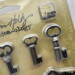 Tim Holtz Idea-ology Locket Keys & Keyholes Set – Vintage Metal Keys ...