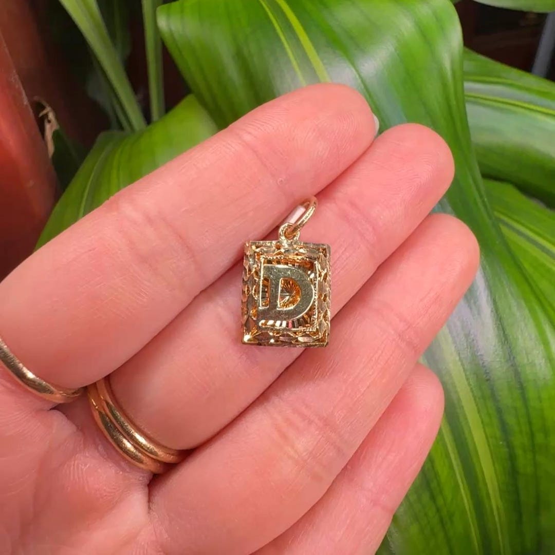 18K Yellow Gold Letter “D” Pendant - Etsy