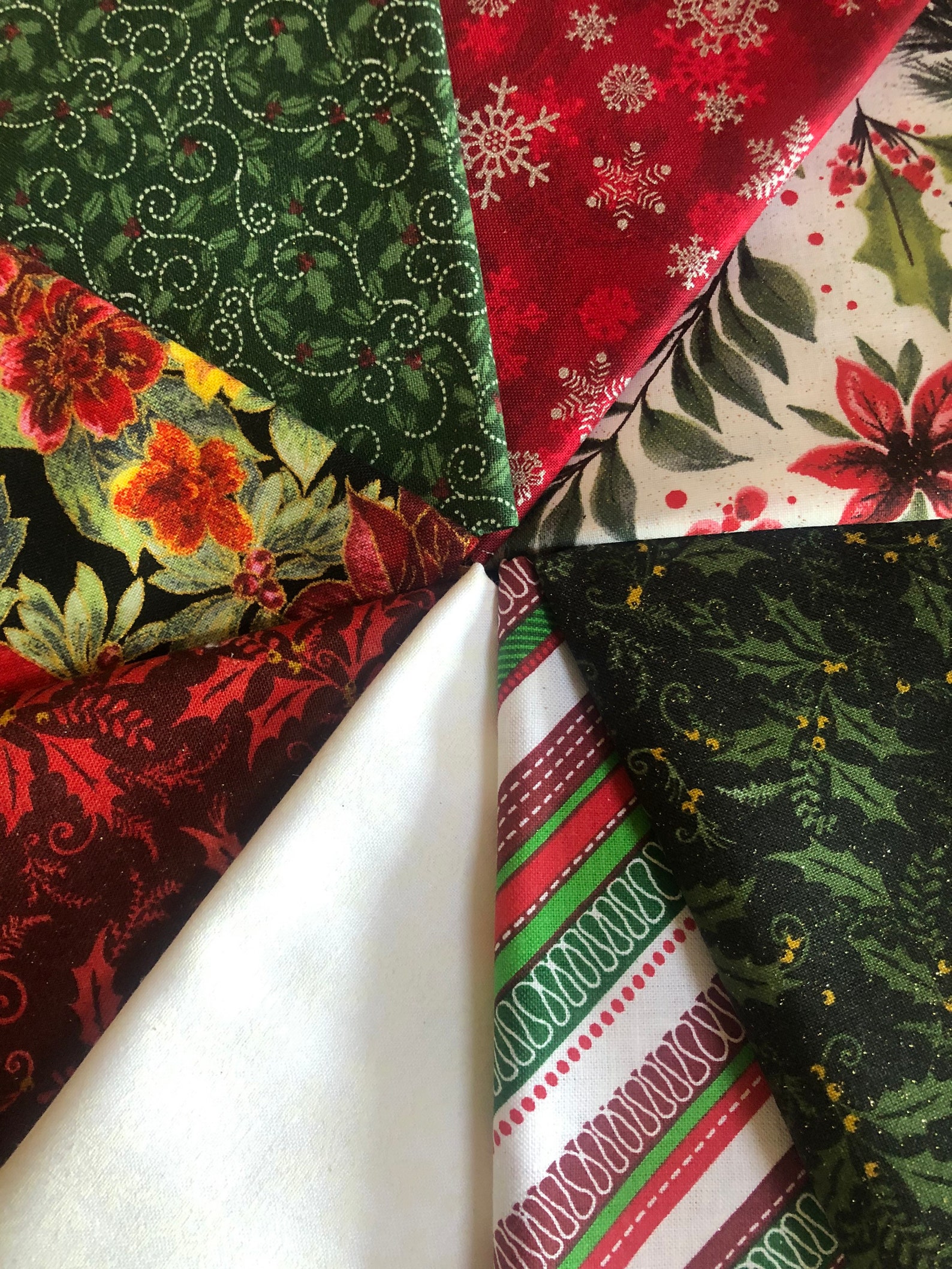 Christmas Fat Quarter Bundle Traditional Poinsettia - 8 Prints 2 Yards ...