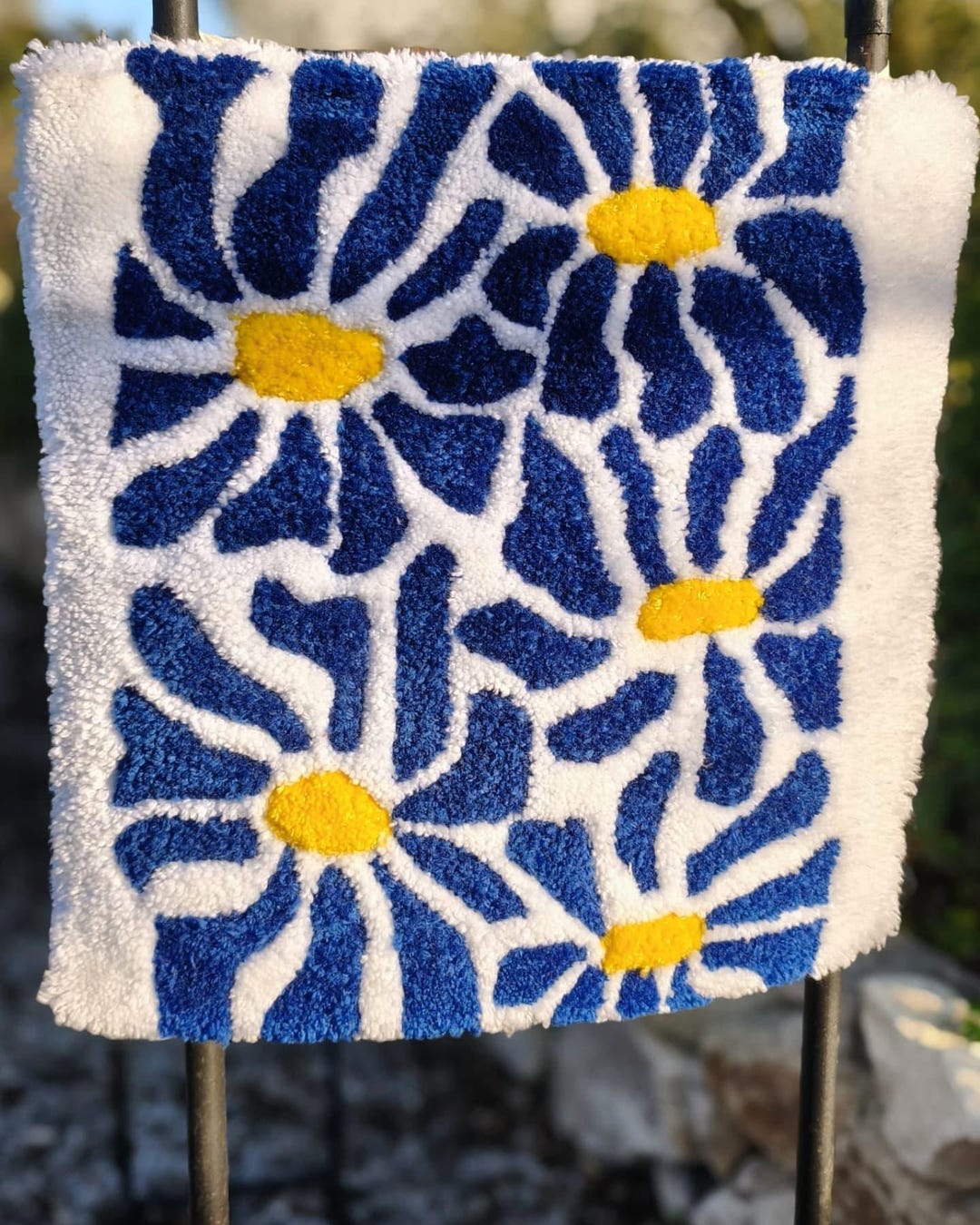 Daisy Tufting Rug - Handmade Tufted Rug - Blue Daisy Floral Pattern ...
