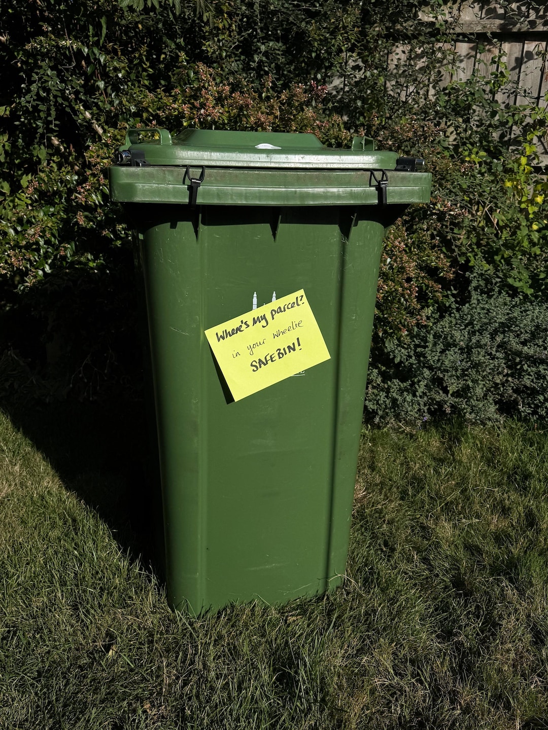 A One-way Lock to Fit Any Wheelie Bin for Safe Deliveries & Prevent Fly ...
