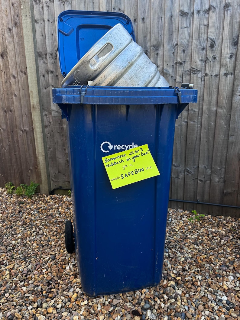 A One-way Lock to Fit Any Wheelie Bin for Safe Deliveries & Prevent Fly ...
