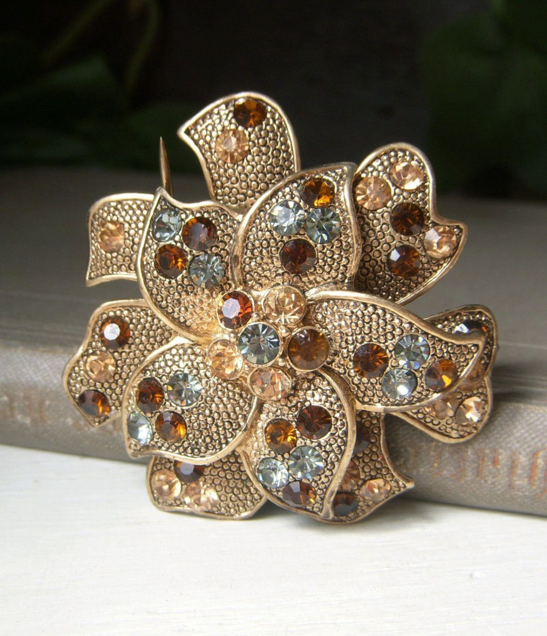 Liz claiborne brooch store