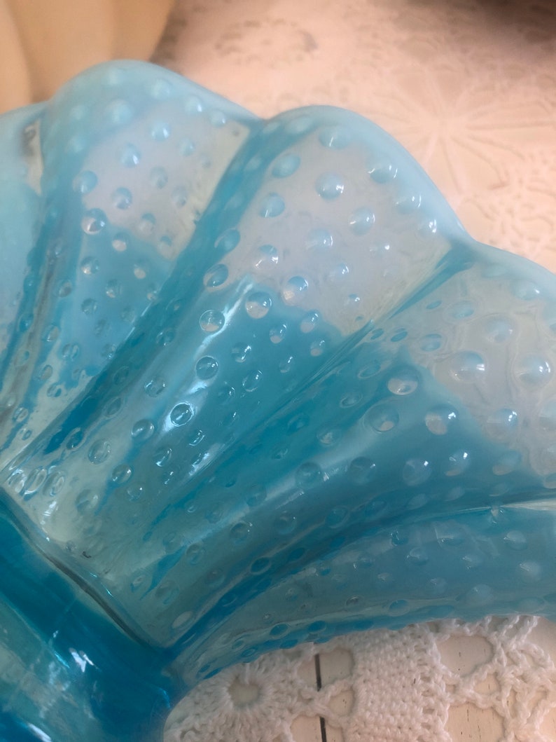 Beautiful Fan Vase With Swiss Dot Look. so Pretty Has a White T Trim ...