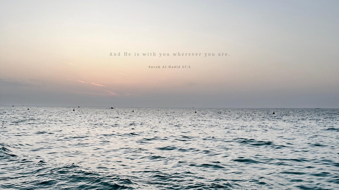 Minimalist Islamic Desktop Wallpaper Quran Surah Al-hadid 57:4 and He ...