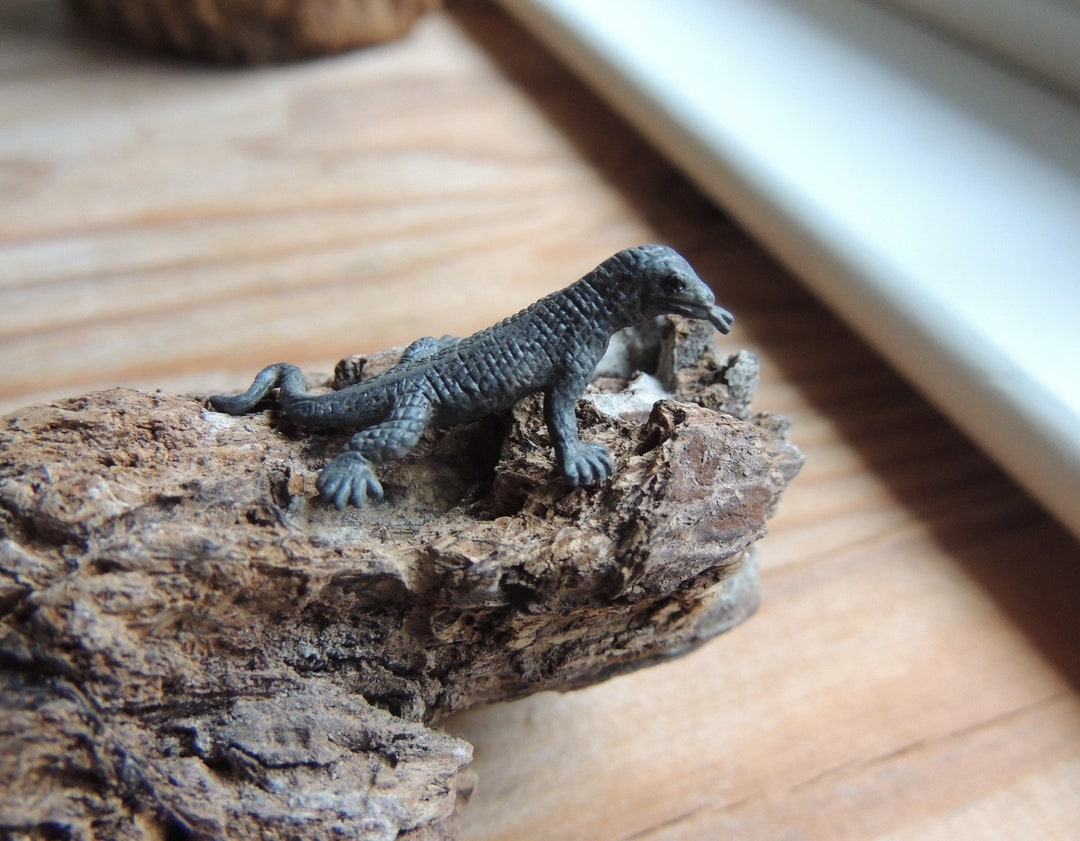 KOMODO DRAGON MINIATURE Tiny Mini Figures Dollhouse Diorama Terrarium ...