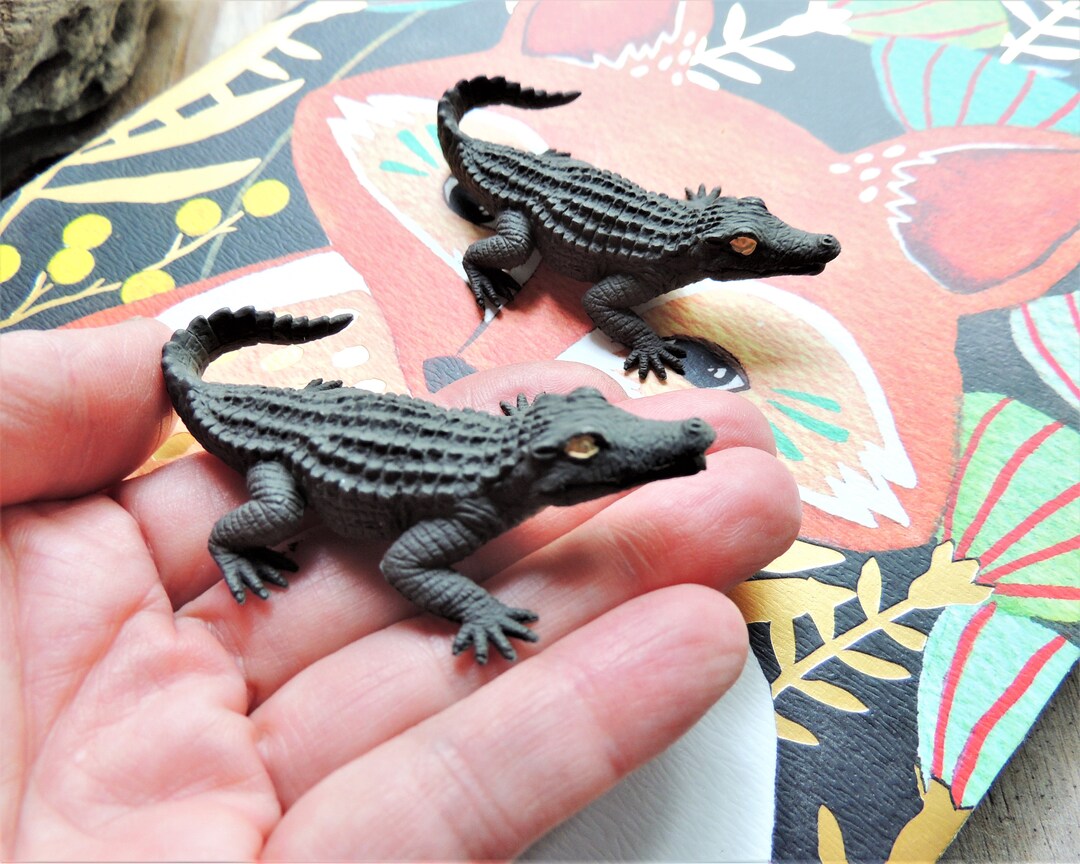 CAIMAN MINIATURE ANIMALS Alligator Figures Figurine Dollhouse Diorama ...