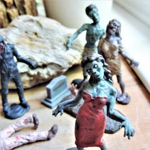 ZOMBIE MINIATURES: Set of 12 Zombie Figurines Mini Figures Dollhouse ...