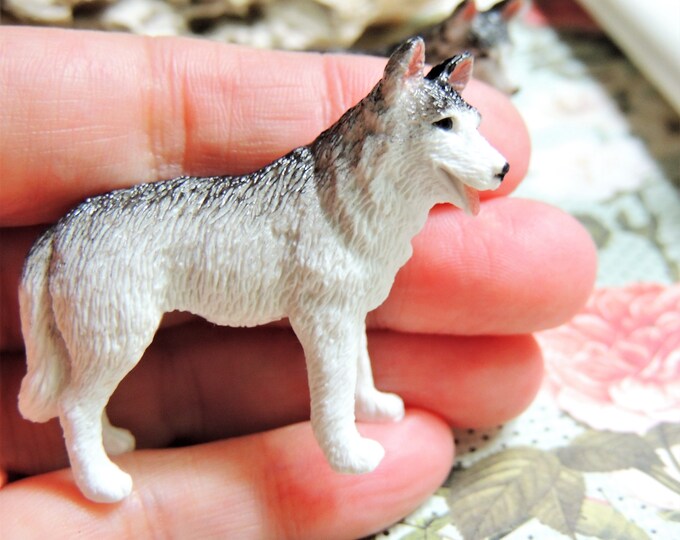 DOG HUSKY MINIATURE Animal Figurines Plastic Figure Fairy Garden ...
