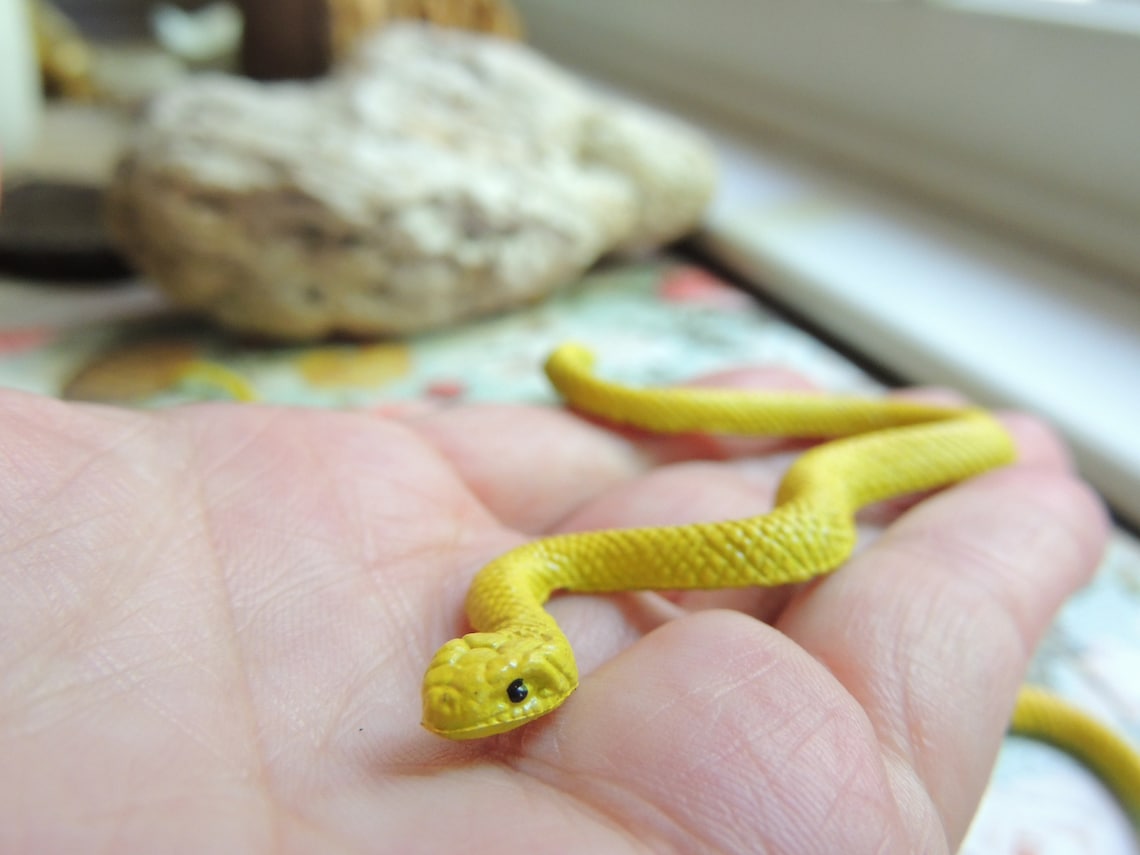 MINIATURE ANIMALS Yellow SNAKE Figurines Figure Boa Viper Python Mamba ...