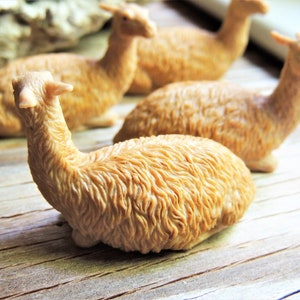 LLAMA MINIATURE ANIMAL Figurine Llamas Miniatures Farm Animals Plastic ...