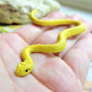 MINIATURE ANIMALS Yellow SNAKE Figurines Figure Boa Viper Python Mamba ...