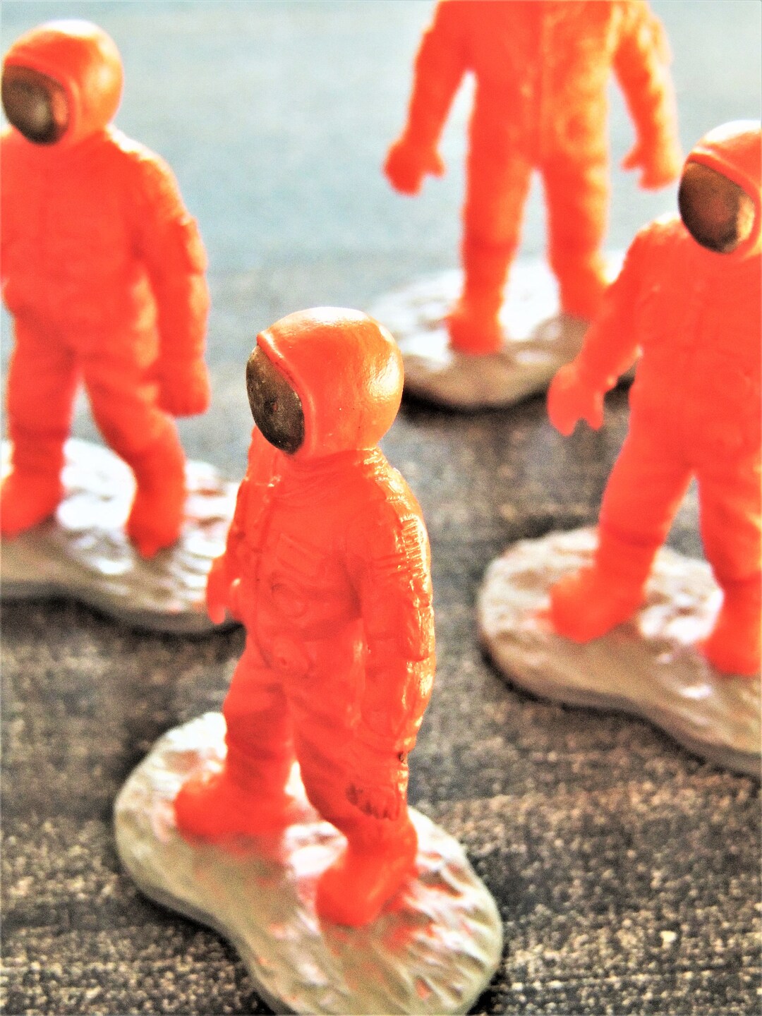 MINIATURE ASTRONAUT in Orange Suit Space Figures Figurines Dollhouse ...