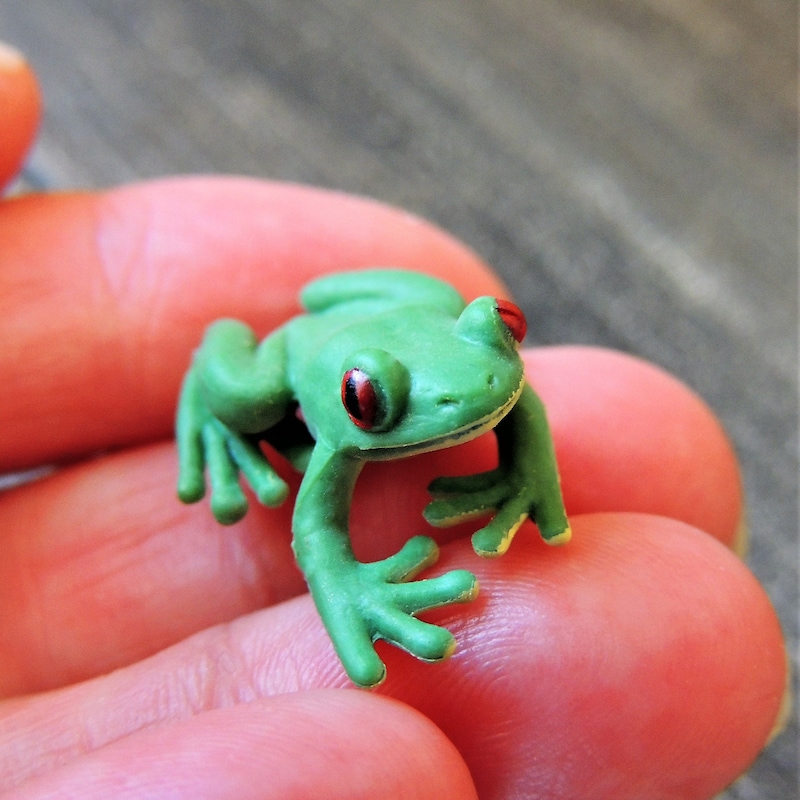 Small Tree Frog Figurine - Etsy