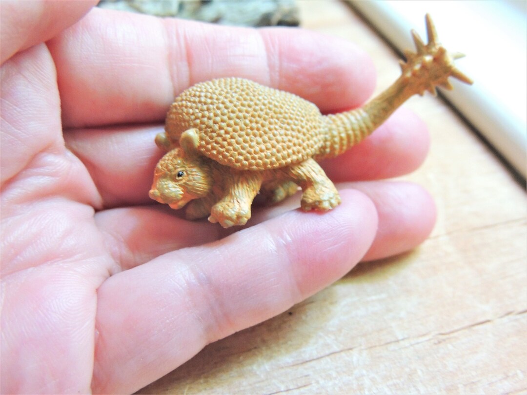 MINIATURE PREHISTORIC MAMMAL Doedicurus Animal Figure Figurine ...