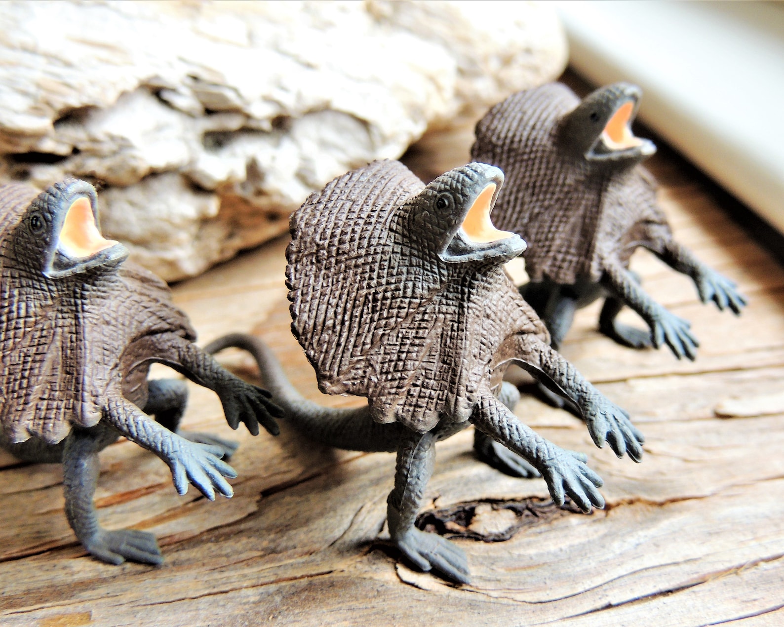 LIZARD MINIATURE Frilled Neck Animal Figurine Figures Fairy Garden ...