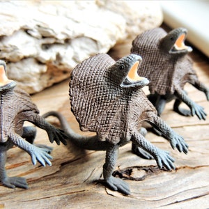 LIZARD MINIATURE Frilled Neck Animal Figurine Figures Fairy Garden ...